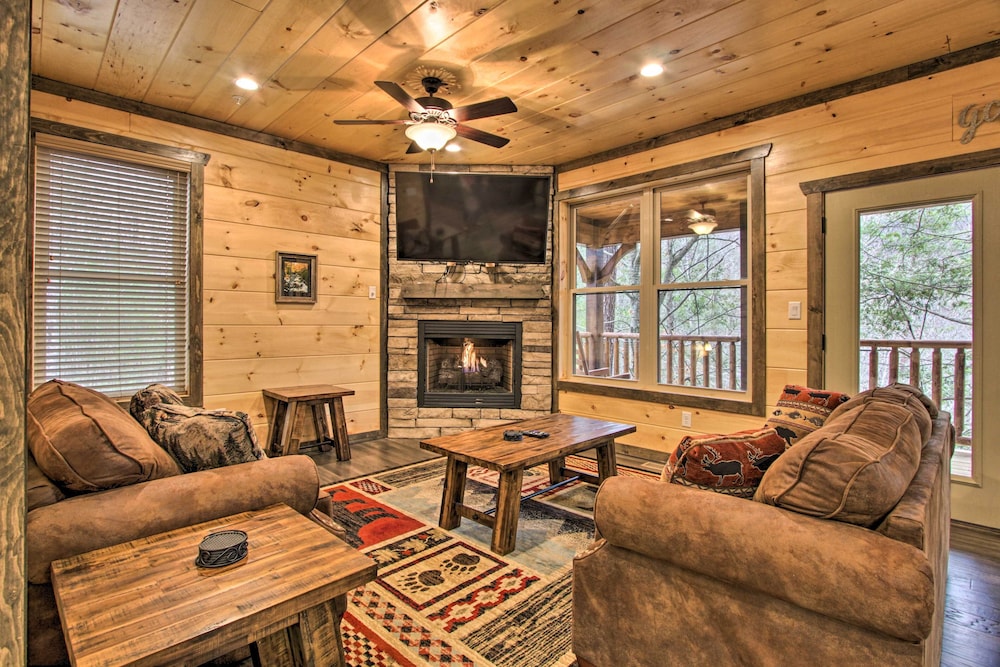 Luxe Cabin W/ Home Theater < 2 Miles To Gatlinburg - Gatlinburg, TN