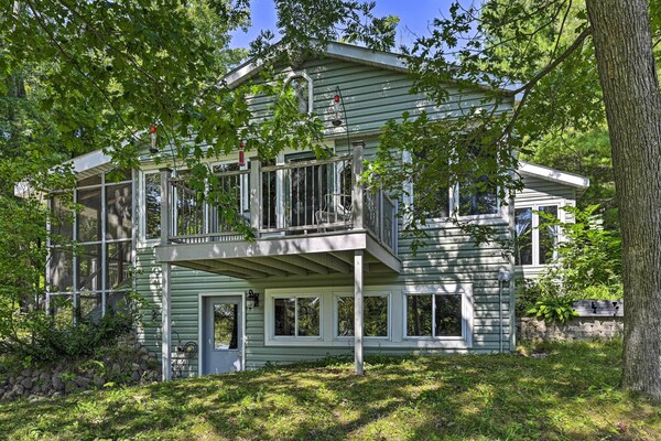 Lakeside Iola Hideaway: Stunning Nature Views - Marion, WI