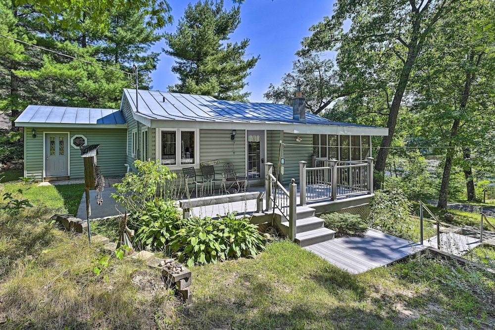 Lakeside Iola Hideaway: Stunning Nature Views - Marion, WI