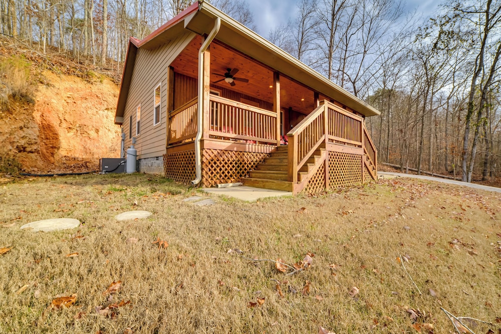Cozy Waverly Cabin W/ Fireplace & Deck! - Kentucky Lake