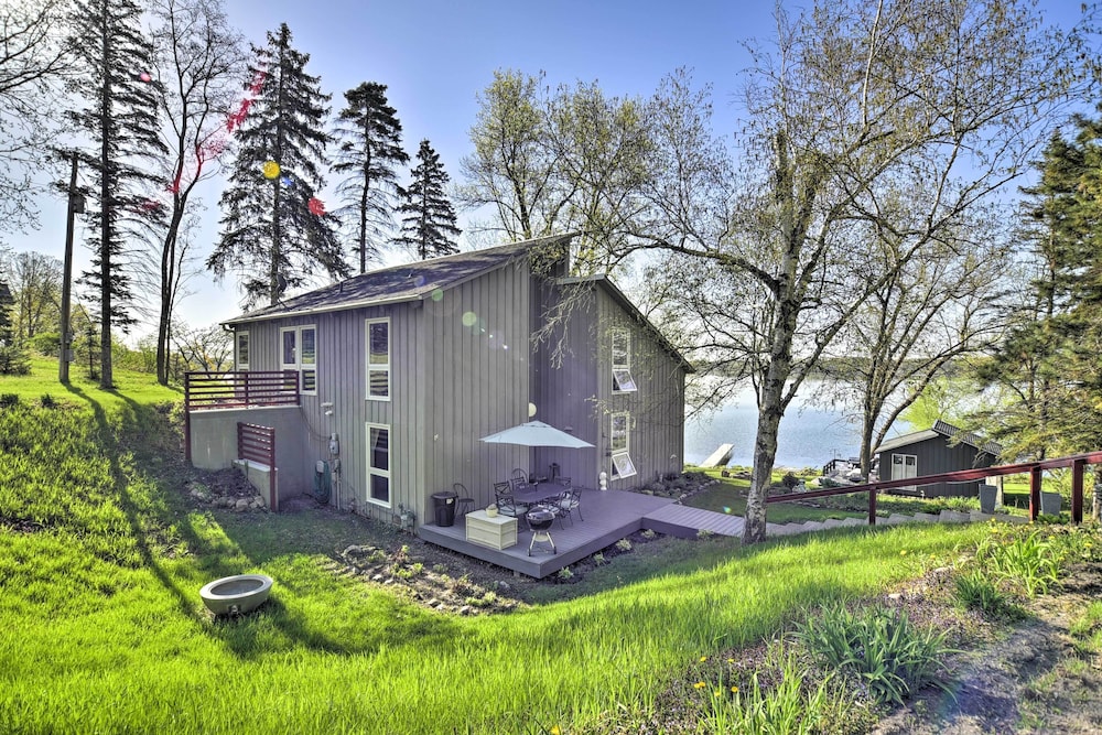 Hilltop Green Lake Home: Dock, Kayaks, Views! - Splash Park, Princeton