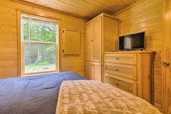 Quaint Mtn Cabin: Tiny Living Near Big Adventure - Lake Jocassee