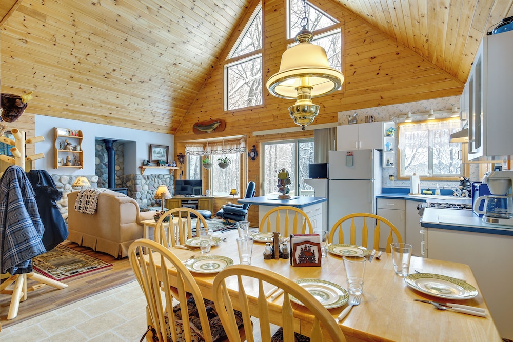 Cozy Cabin On 10 Acres, Walk To Chippewa River! - Winter