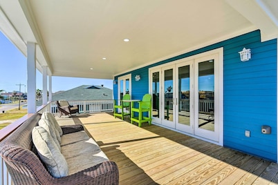 < 1 Mi to Coast: Jamaica Beach Home w/ Pool Access