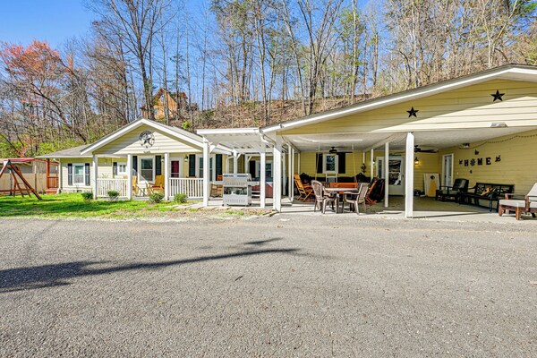 ~ 1 Mi To Dollywood: Home W/ Hot Tub & Grill - Gatlinburg, TN