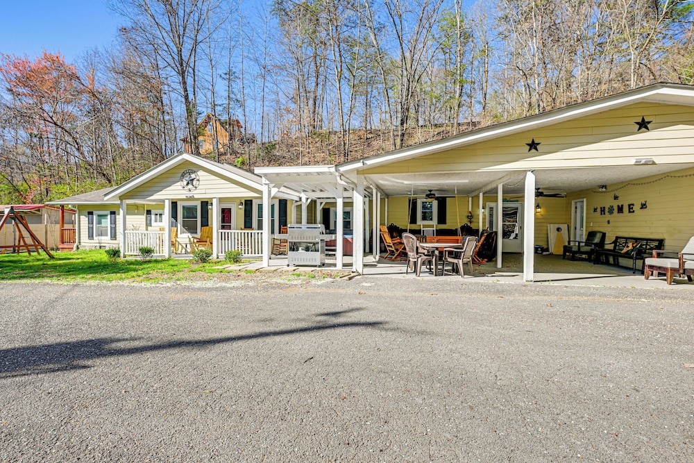 ~ 1 Mi To Dollywood: Family Home W/ Pool & Hot Tub - Pigeon Forge, TN
