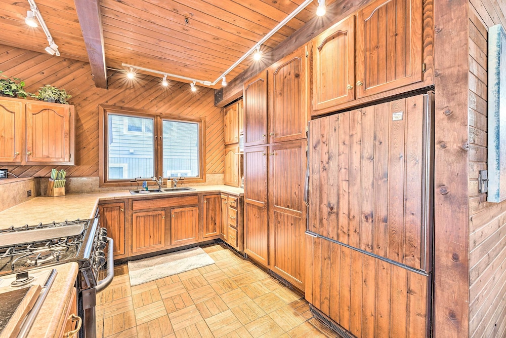 Spacious Syracuse Getaway W/ Waterfront Deck! - Indiana