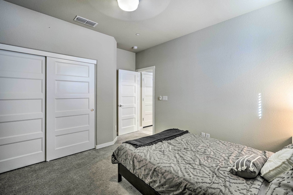 Pet-friendly Elk Grove Retreat W/ Balcony! - Elk Grove, CA