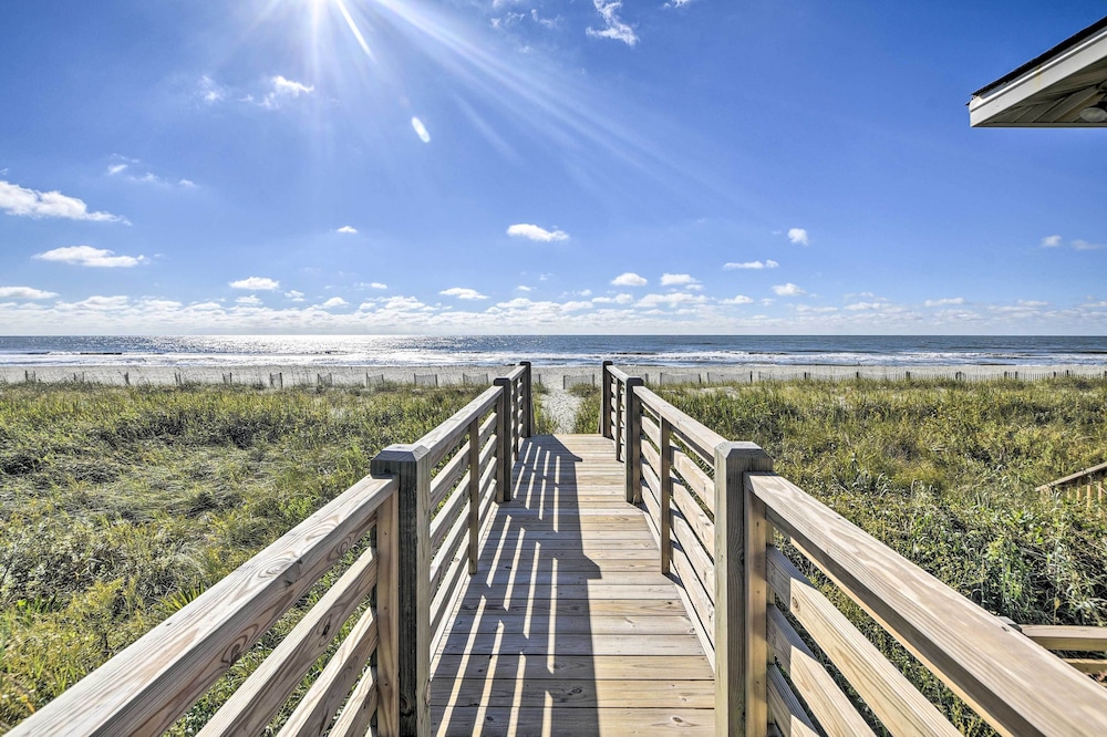 Holden Beach Family Abode - Steps To Ocean! - North Carolina