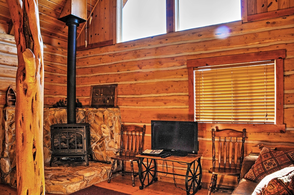 Remote Antimony Log Cabin W/ Green Meadow Views! - Otter Creek State Park, Antimony