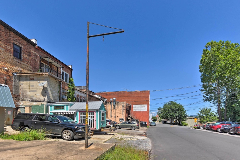 Modern Main St. Apt In Downtown Waynesville! - Waynesville, NC