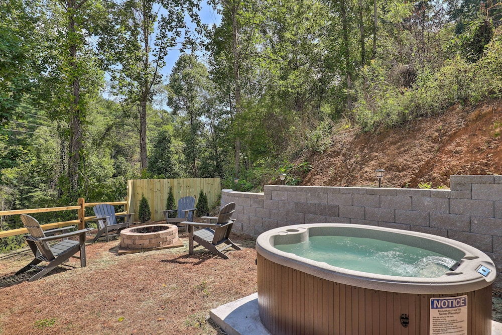 Pet-friendly Asheville Retreat W/ Hot Tub - Asheville, NC