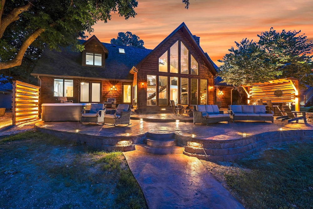 Spacious, Lakefront Home W/ Private Dock! - Branson, MO