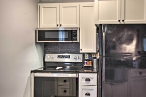 Um micro-ondas, um forno, uma placa de cozinha 