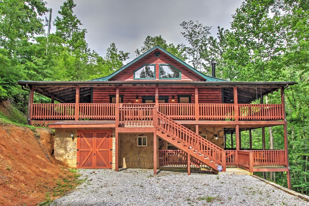 Hot Tub & Outdoor Kitchen: Smoky Mountain Cabin - Townsend, TN