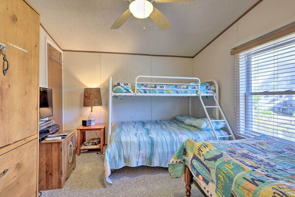 Quaint Chincoteague Island Hideaway W/ 2 Porches! - Chincoteague, VA