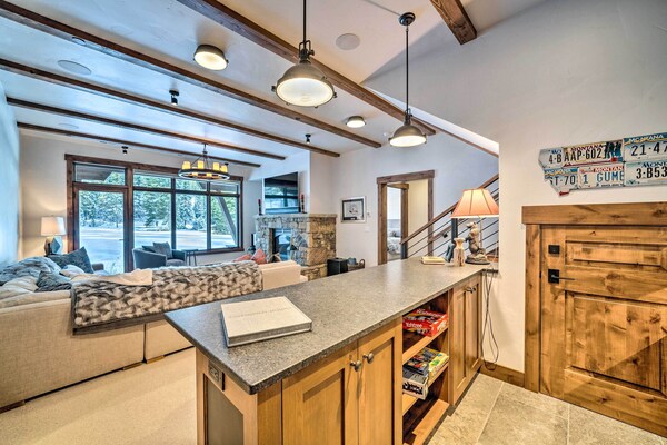 Custom Ski-in/out Chalet With Hot Tub & Wet Bars! - Big Sky, MT