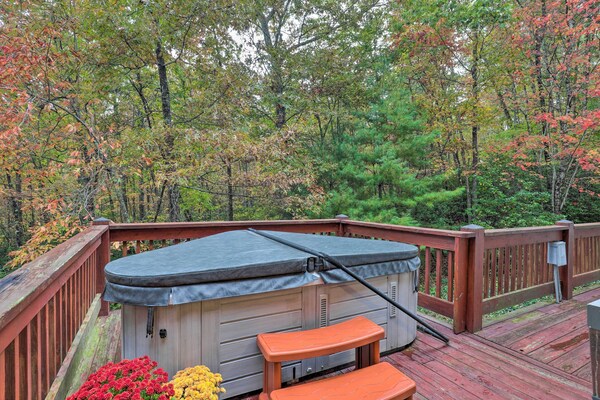 Fletcher Cabin: Wraparound Deck & Pond Access - Asheville, NC