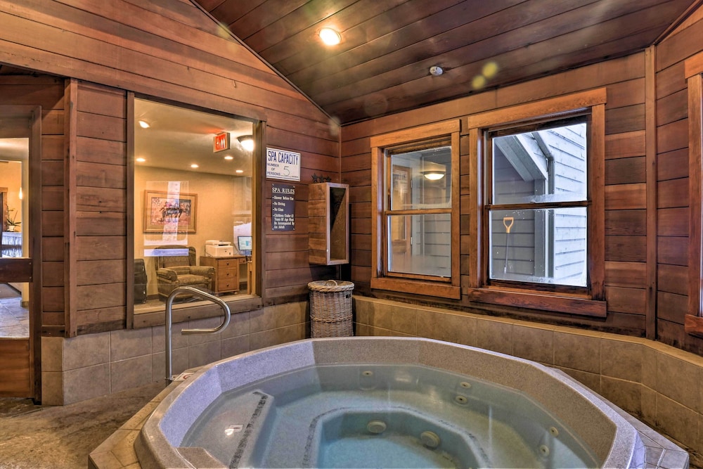 Upscale Condo W/ Balcony < 1/2 Mi To Ski Resort - Steamboat Springs, CO