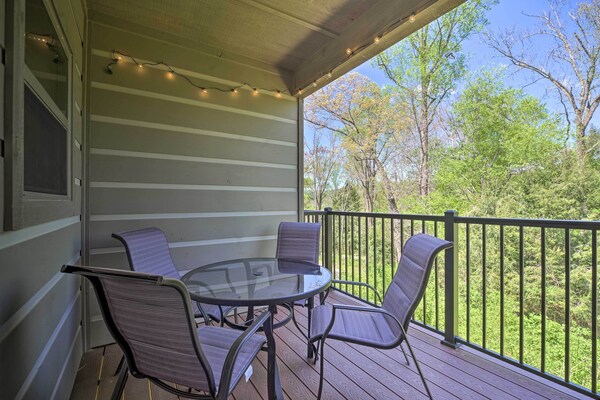 Townsend Condo W/ Pool, Great Smoky Mountain Views - Townsend, TN