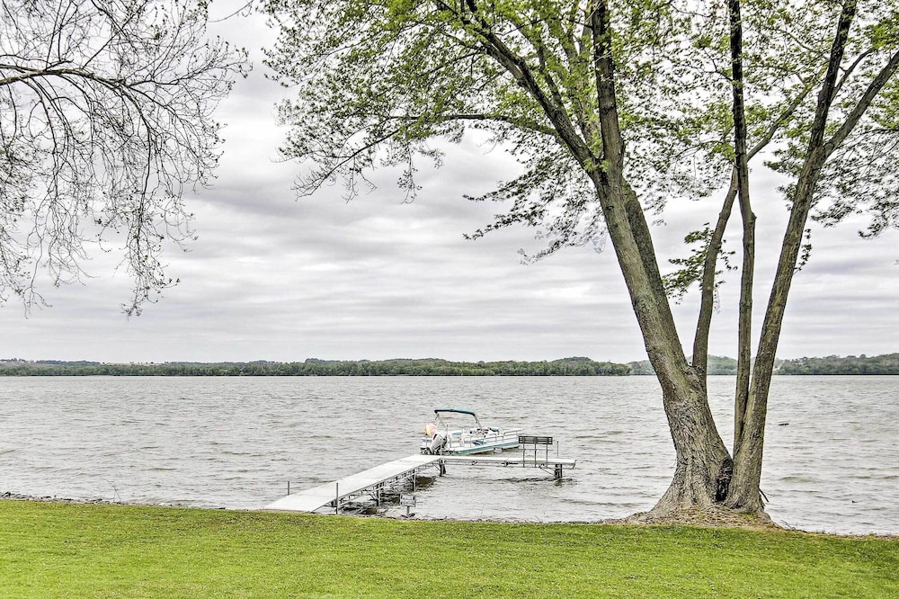 Lake View & Hot Tub: Wrightsville Cabin! - Wrightsville, PA