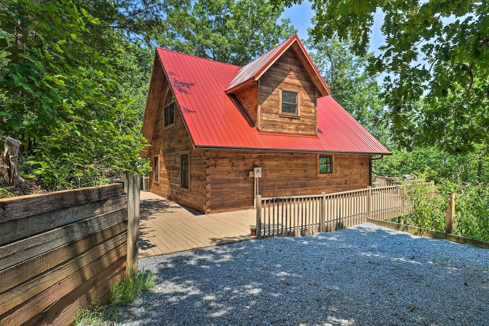 Deck + Game Room: Lakefront Landrum Cabin! - Tryon, NC