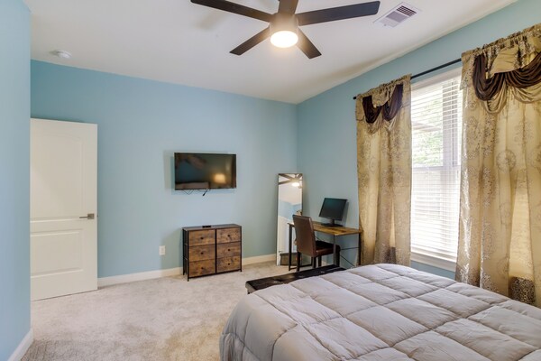 Chic Texas Abode W/ Patio & Fenced-in Yard! - Houston, TX
