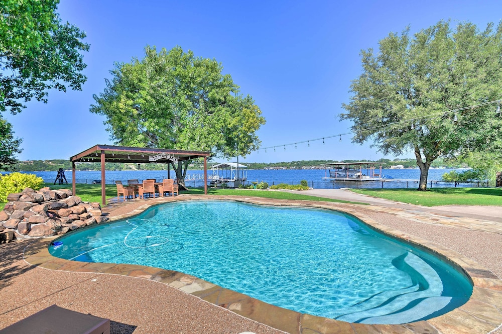 Spacious Granbury Home W/ Lakefront Outdoor Oasis! - Cleburne State Park, Cleburne