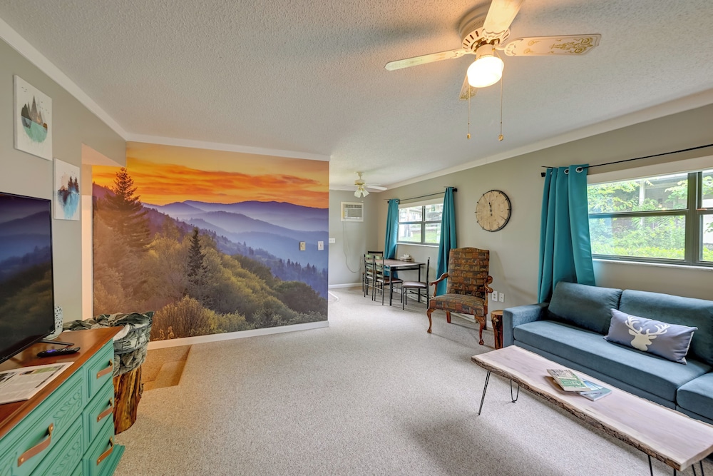 Cozy Bryson City Cabin Rental W/ Shared Yard - Cherokee, NC