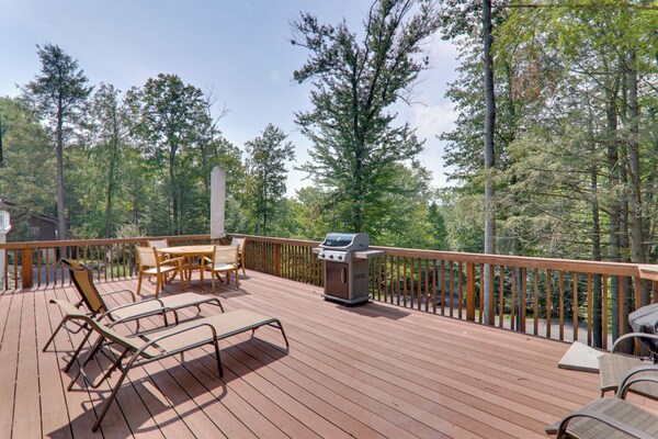 Large Deck + Resort Amenities: Lake Ariel Retreat - Waymart, PA