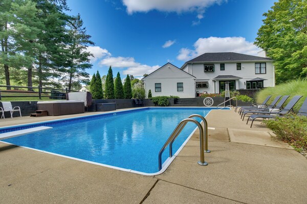 Luxury Maineville Villa W/ Private Pool & Deck - Eiffel Tower, Mason