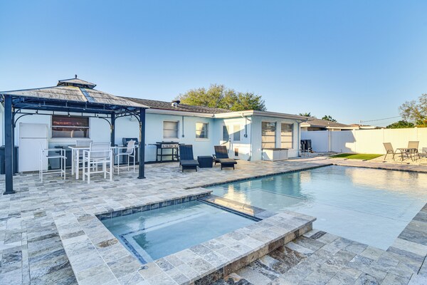 Private Hot Tub: Breezy Seminole Stay! - Madeira Beach, FL