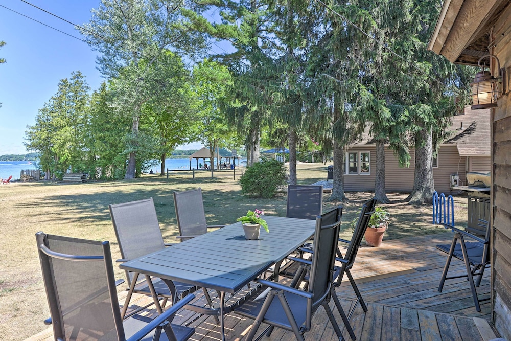 Lakefront 'Manitou Cottage' < 1 Mi To Downtown! - Suttons Bay, MI