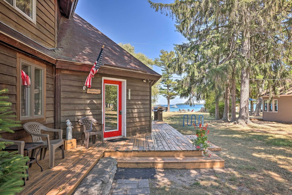 Lakefront 'Manitou Cottage' < 1 Mi To Downtown! - Suttons Bay, MI