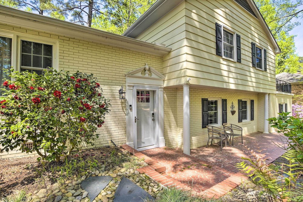 Bright Cary Home With Deck < 15 Mi To Raleigh! - Raleigh, NC