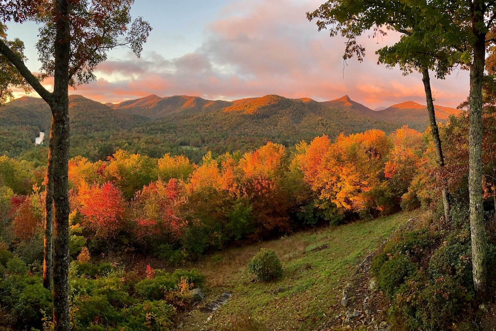 Sapphire Retreat W/ Views, Fire Pit, & Lake Access - Sapphire, NC