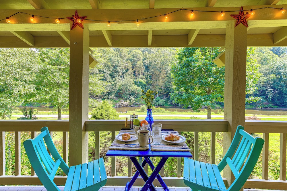 Riverfront Home W/ Fire Pit + Deck In Lansing - Lansing, NC