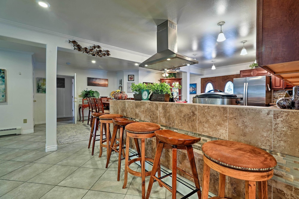 Expansive Getaway ~ 2 Miles To Mendenhall Glacier! - Juneau, AK