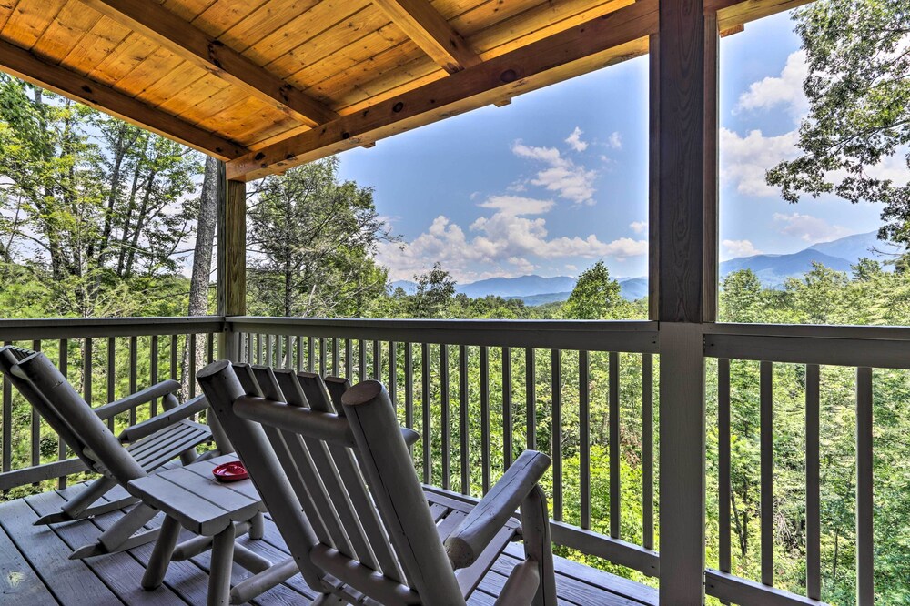 Gatlinburg Cabin W/ Pool Table & Hot Tub! - Gatlinburg, TN