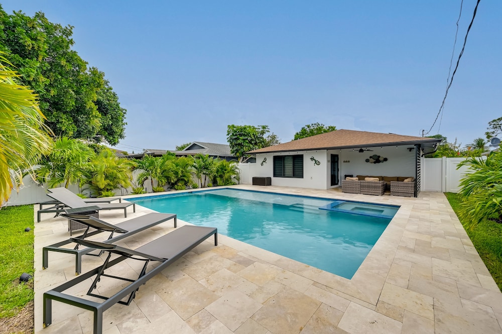 Walk To Beach: Getaway W/ Pool In Naples! - Naples, FL