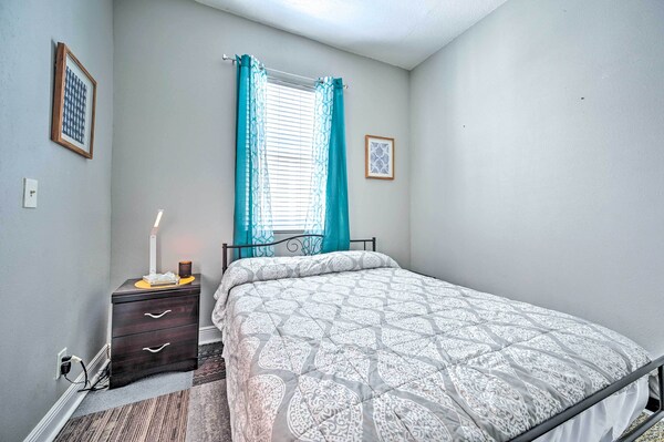 Updated Ybor City Duplex ~ 1/2 Mi To Seventh Ave! - ZooTampa at Lowry Park, Tampa