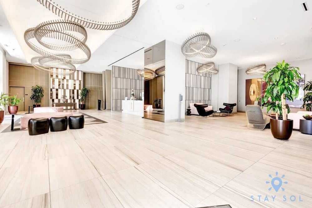 Oceanfront Oasis: Luxury, Sunrise Views, Resort - Hollywood, FL
