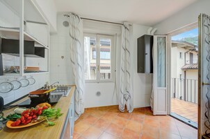 Um frigorífico, um micro-ondas, uma placa de cozinha 