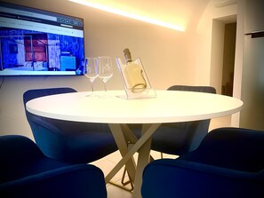 Apartamento | Cozinha privada | Uma placa de cozinha, uma máquina de café expresso, Produtos de limpeza