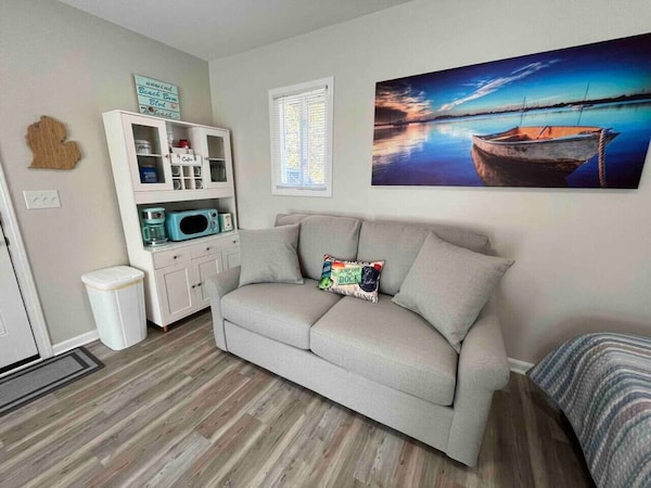Cozy Canal Tiny Home | Sleeps 4 | Boat Parking - Michigan