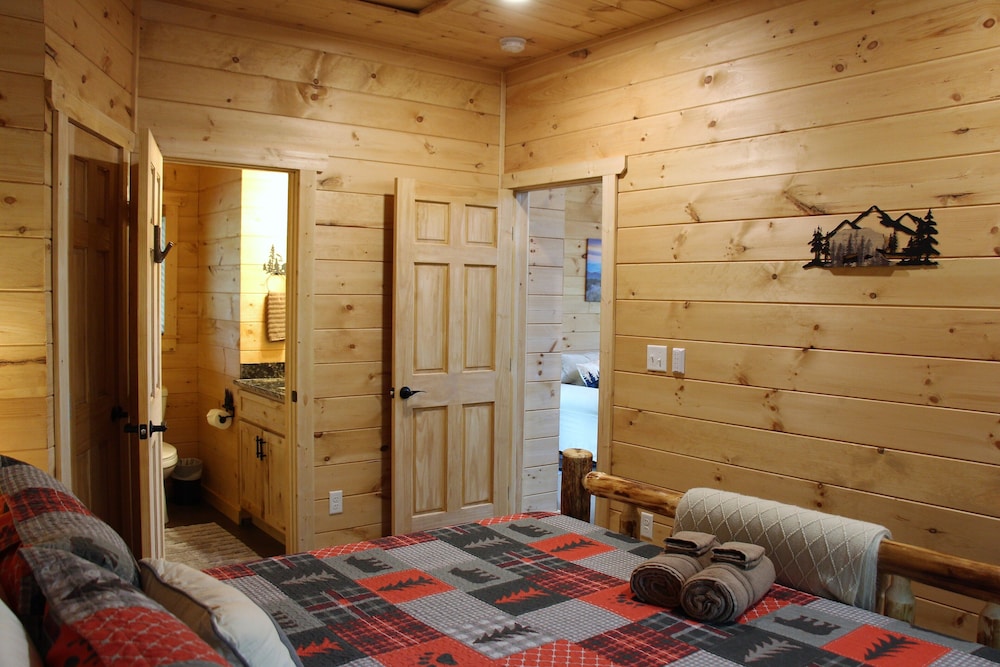 Cozy Cabin; no hurricane damage; we would love your support! - Buncombe ...