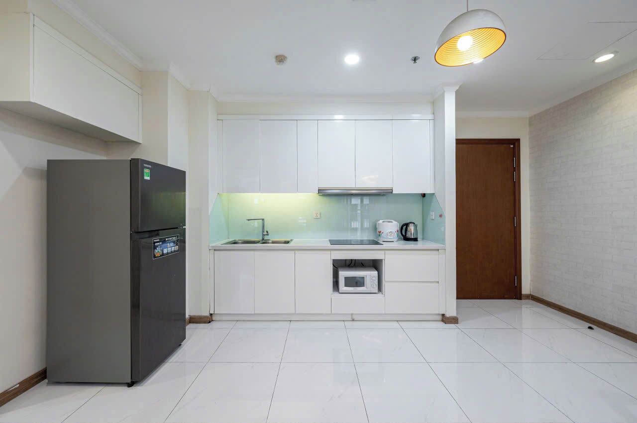 Um micro-ondas, utensílios de cozinha 