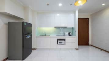 Um micro-ondas, utensílios de cozinha