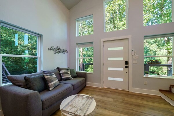 Dahlonega Mountain Trail Tiny Home *King Bed* - Lake Lanier, GA