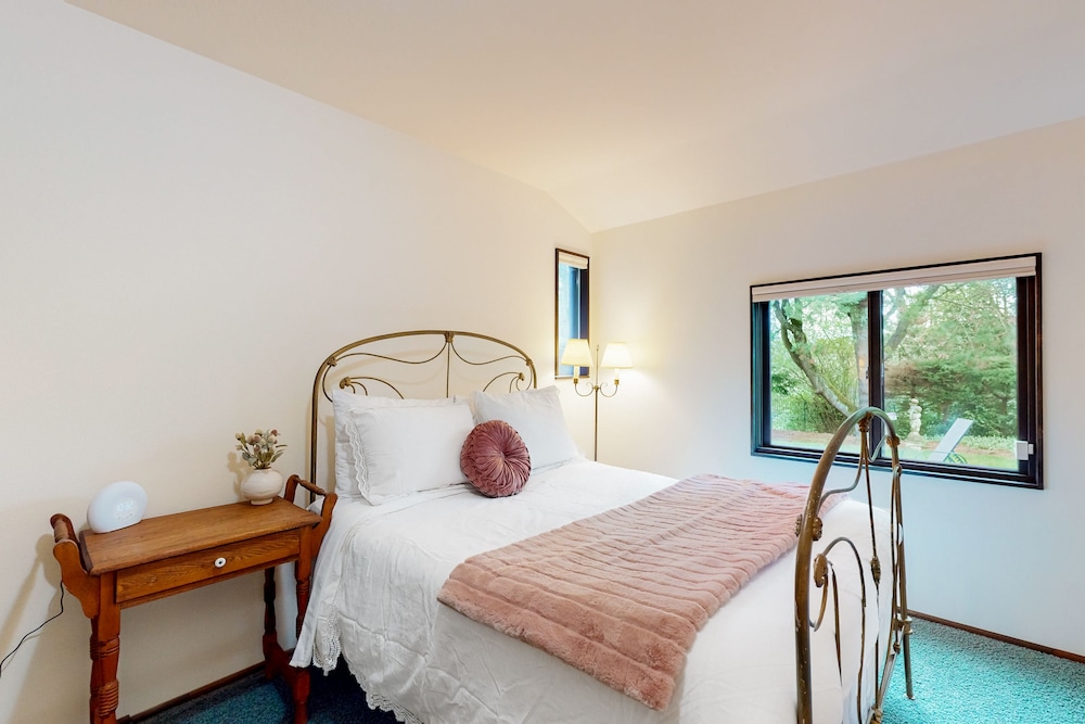 Dog-friendly Retreat With Gorgeous Garden & Setting - Near The Best Of Seattle - 西雅圖, WA